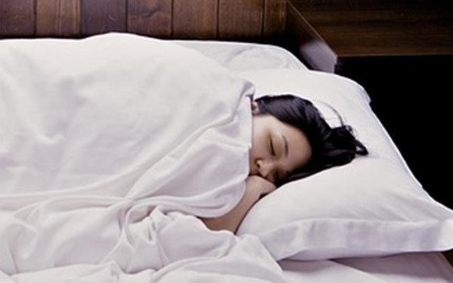 Hacer esto antes de acostarse es bueno para tu salud, según expertos